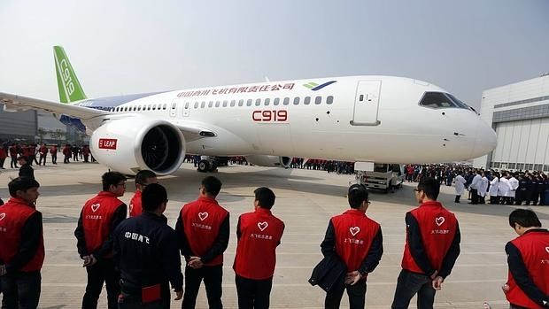 China presenta el C919, el avión comercial que competirá con Airbus y ...